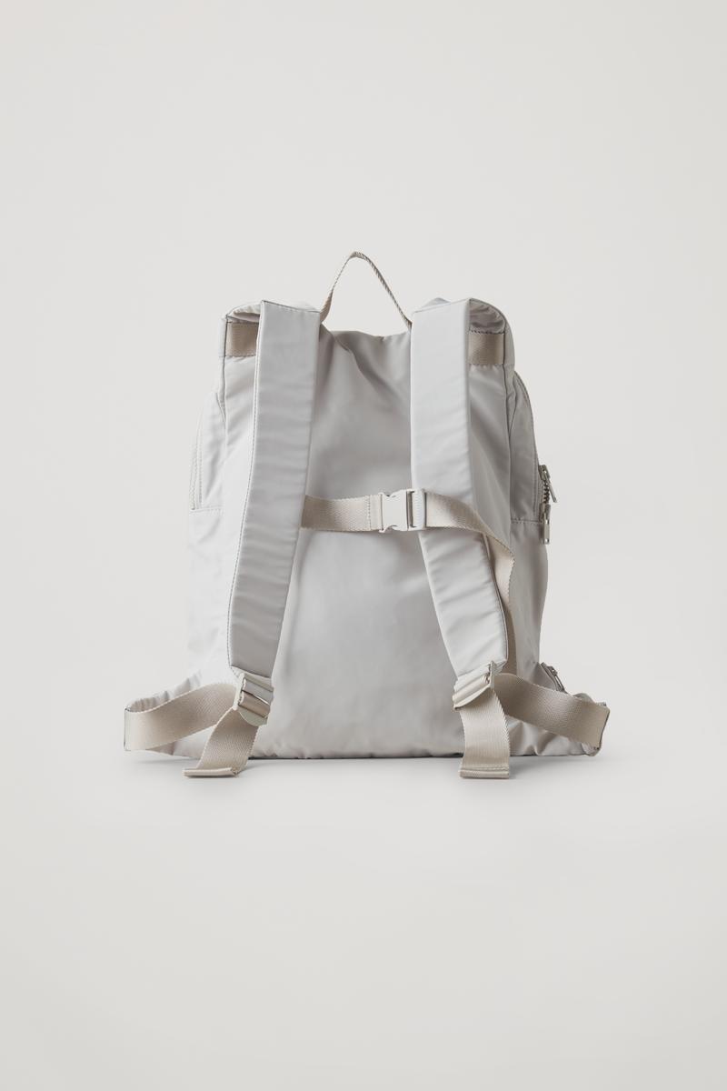 TECHNICAL BACKPACK WITH STRAPS ストラップ付きテクニカルバックパック｜COS コス 公式オンラインストア