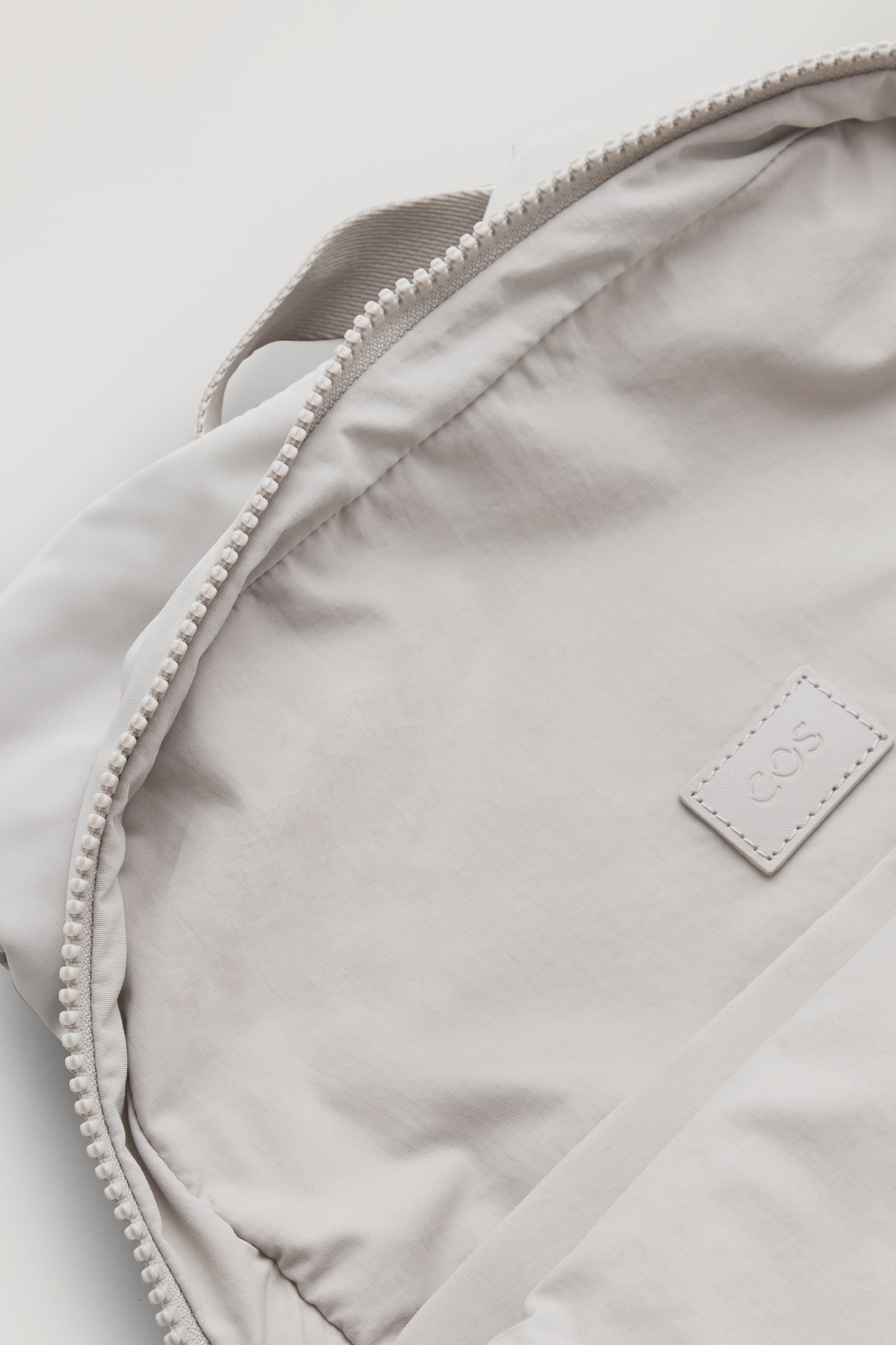 TECHNICAL BACKPACK WITH STRAPS ストラップ付きテクニカルバックパック｜COS コス 公式オンラインストア