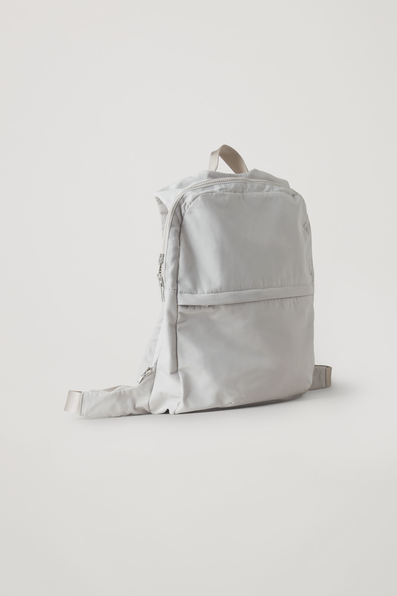 TECHNICAL BACKPACK WITH STRAPS ストラップ付きテクニカルバックパック mole｜COS コス 公式オンラインストア