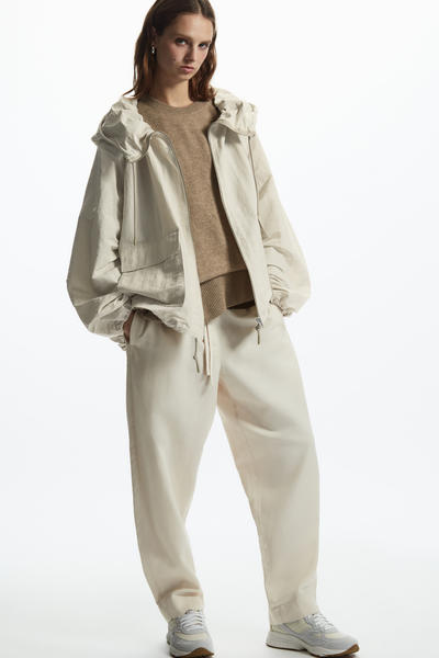 LIGHTWEIGHT LINEN-BLEND SHORT PARKA 軽量リネン混紡ショートパーカー ライトベージュ｜COS コス 公式 ...