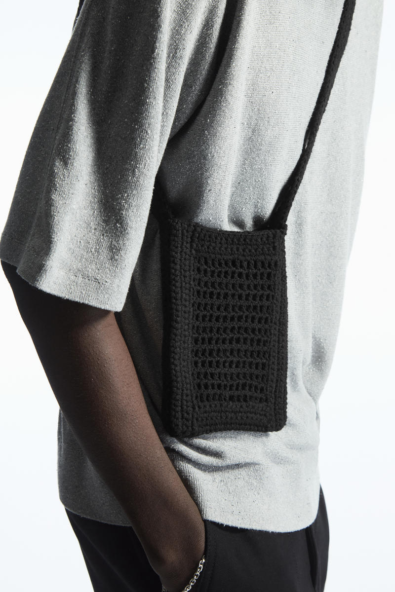CROCHET CROSSBODY PHONE HOLDER かぎ針編みクロスボディ携帯ホルダー｜COS コス 公式オンラインストア