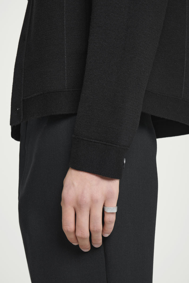 SLIM BRUSHED SIGNET RING スリムブラッシュドシグネットリング｜COS コス 公式オンラインストア