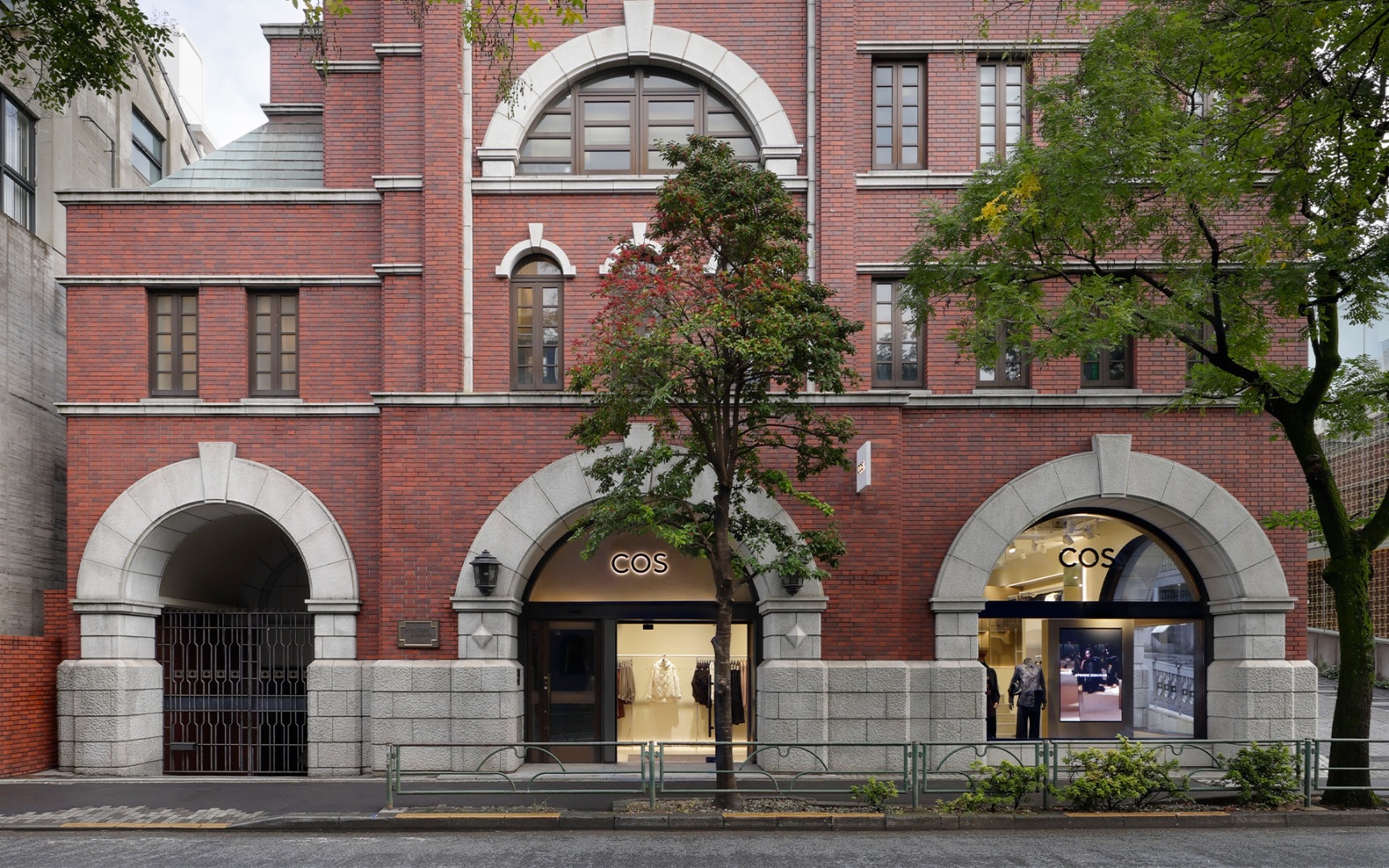 青山店｜COS コス 公式オンラインストア