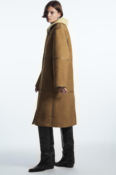 OVERSIZED REVERSIBLE SHEARLING COAT オーバーサイズ リバーシブルシャーリングコート ブラウン / クリーム｜COS コス 公式オンラインストア