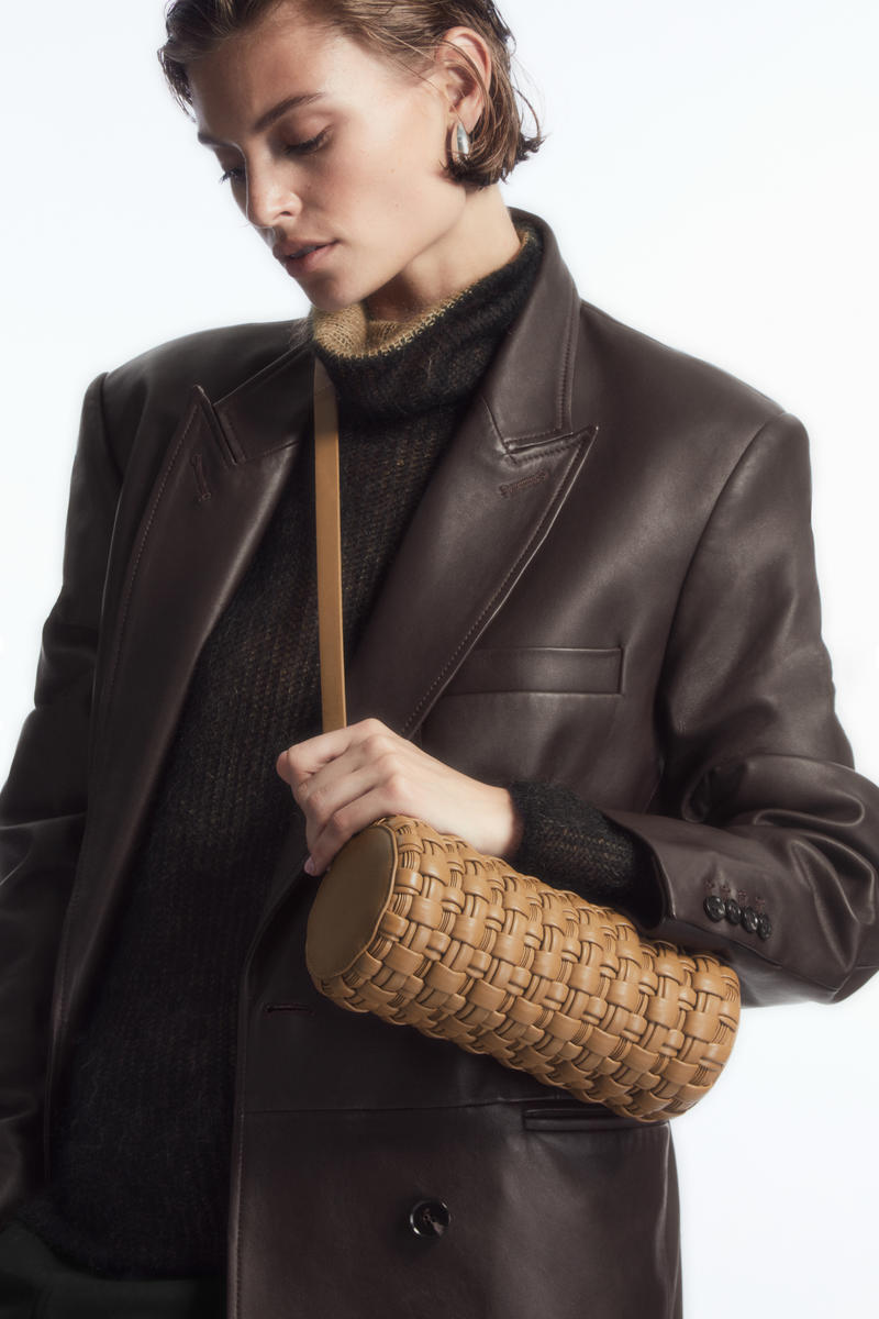 BRAIDED BARREL SHOULDER BAG - LEATHER ブレイドバレルショルダーバッグ - レザー｜COS コス 公式 ...
