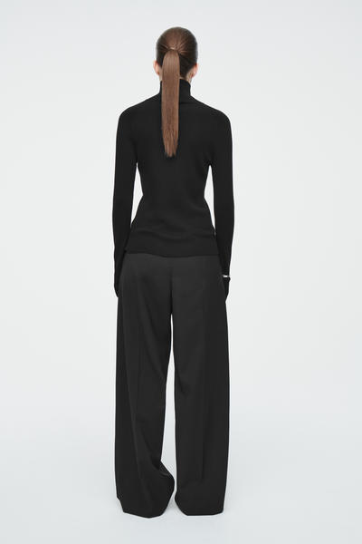 RIBBED WOOL HALF-ZIP TOP リブ編みウールハーフジップトップ ブラック｜COS コス 公式オンラインストア