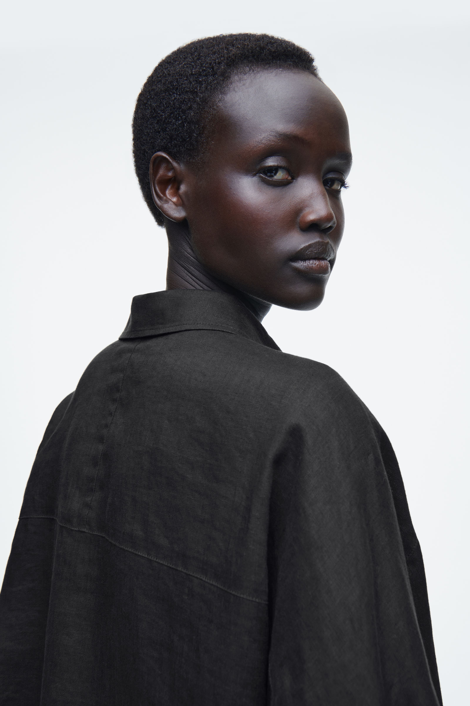 BOXY LINEN SHIRT ボクシーフィット リネンシャツ｜COS コス 公式オンラインストア