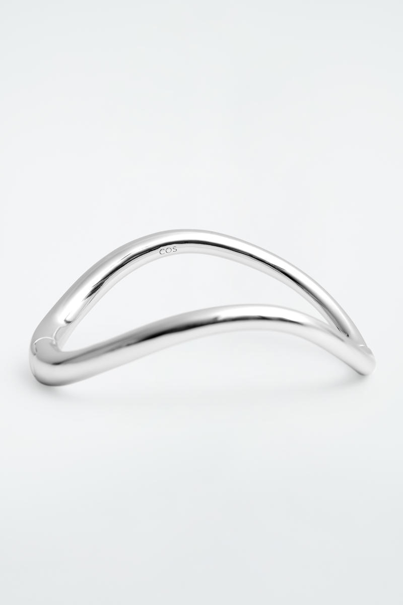CURVED HINGED BANGLE カーブヒンジバングル｜COS コス 公式オンラインストア