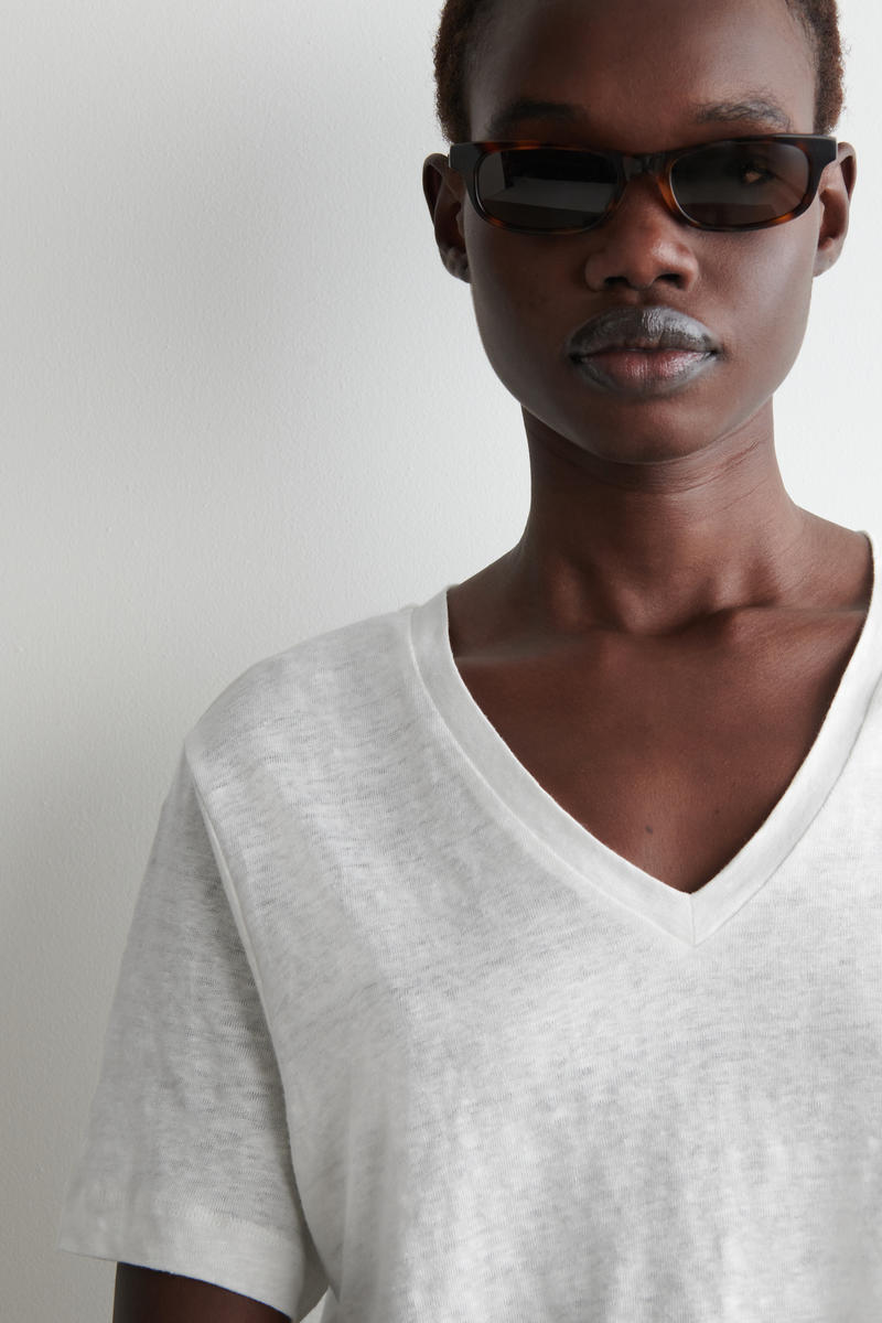 V-NECK LINEN T-SHIRT VネックリネンTシャツ｜COS コス 公式オンラインストア