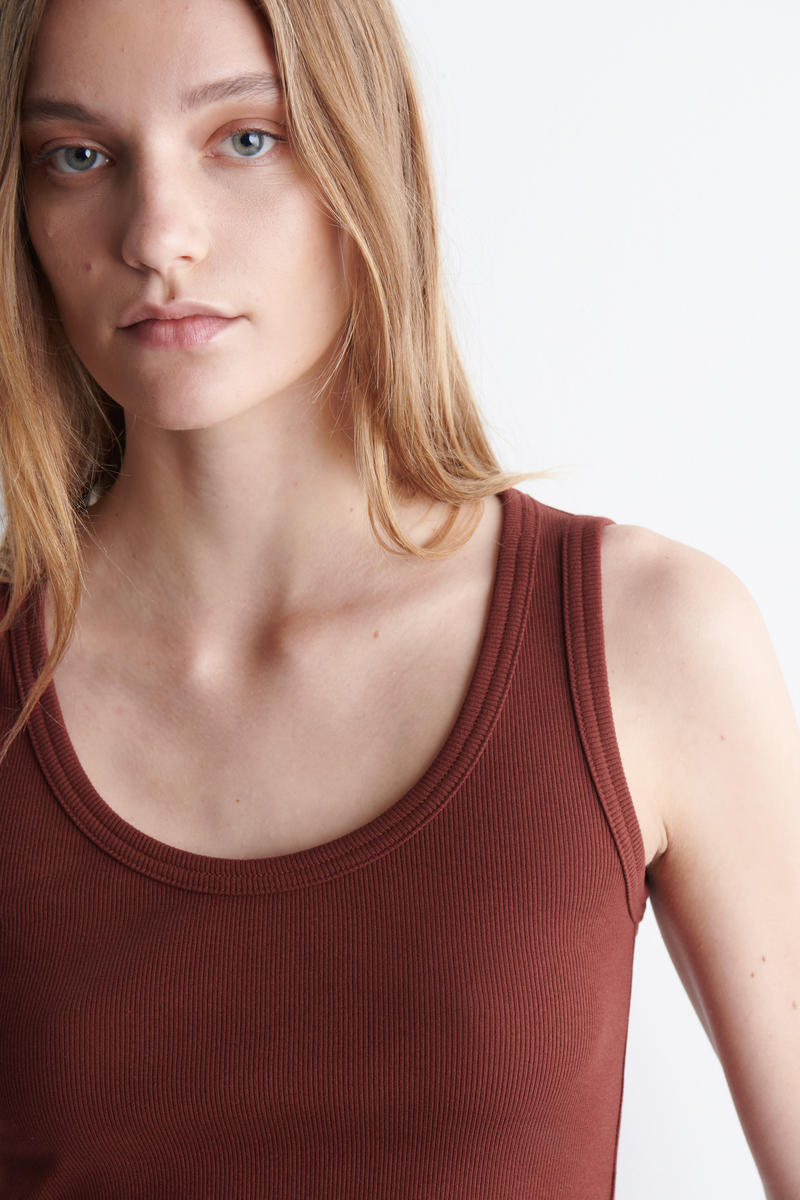 RIBBED SCOOP-NECK TANK TOP リブ編みスクープネックタンクトップ｜COS コス 公式オンラインストア