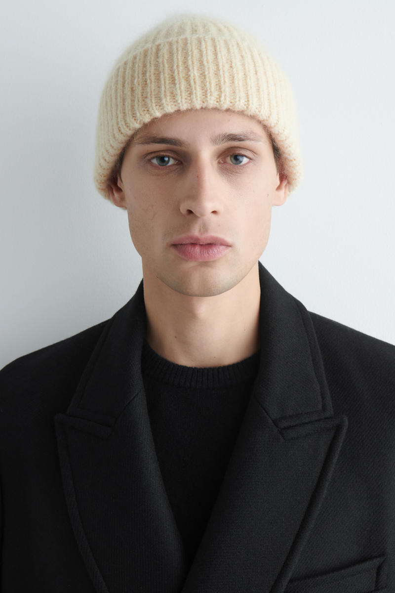 SPACE-DYED BRUSHED WOOL-BLEND BEANIE スペースダイドブラッシュウールブレンドビーニー エクリュ｜COS ...