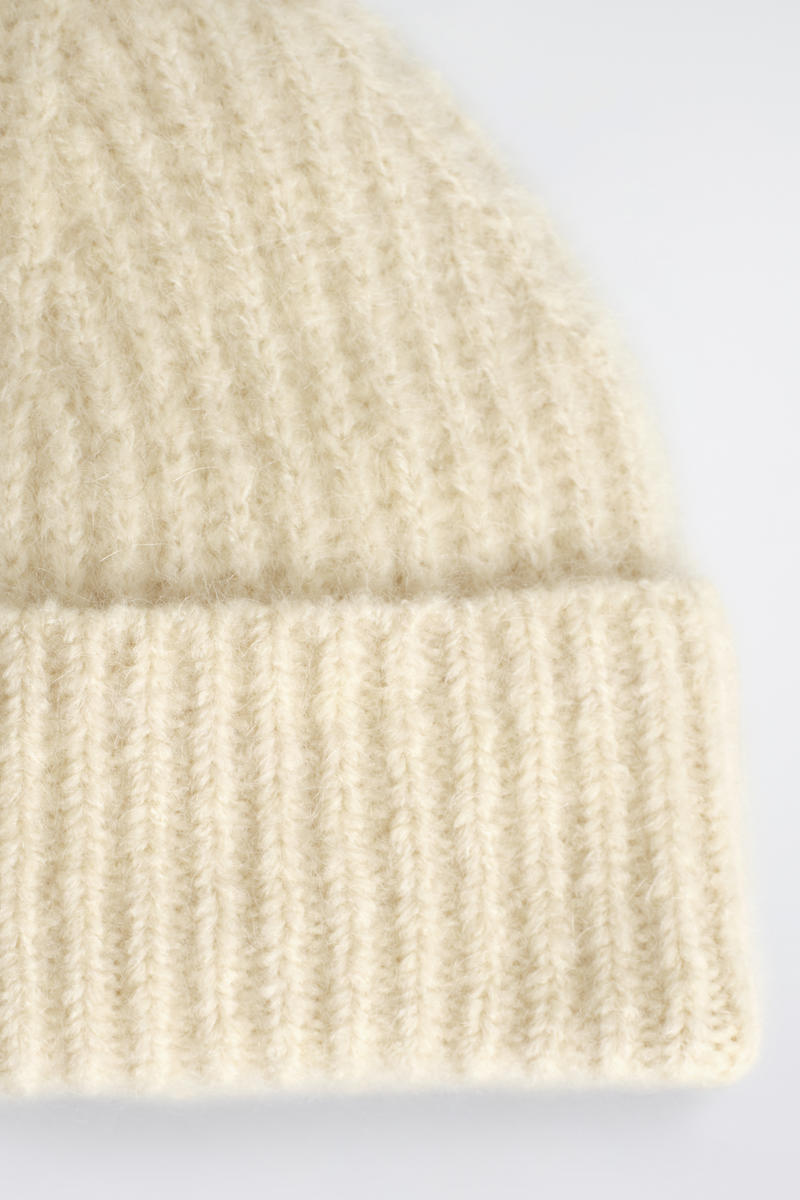 SPACE-DYED BRUSHED WOOL-BLEND BEANIE スペースダイドブラッシュウールブレンドビーニー エクリュ｜COS ...