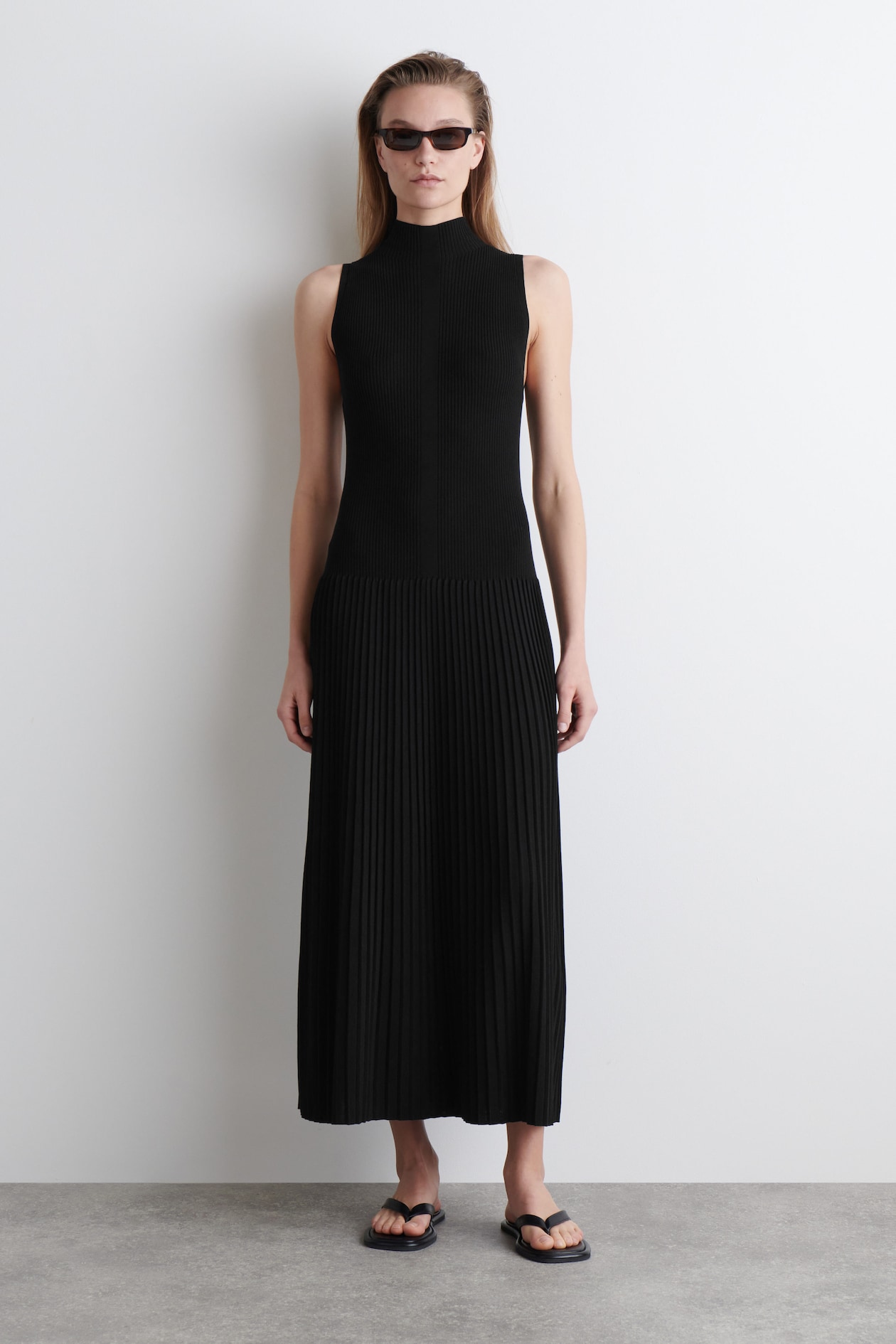 VESTIDO LARGO PLISADO DE CUELLO ALTO - NEGRO