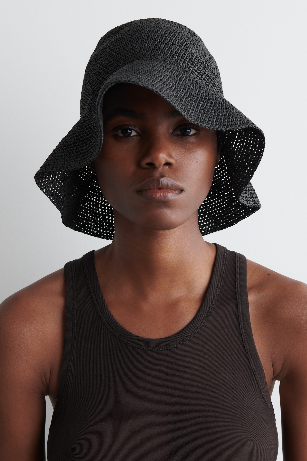 STRAW BUCKET HAT - BLACK