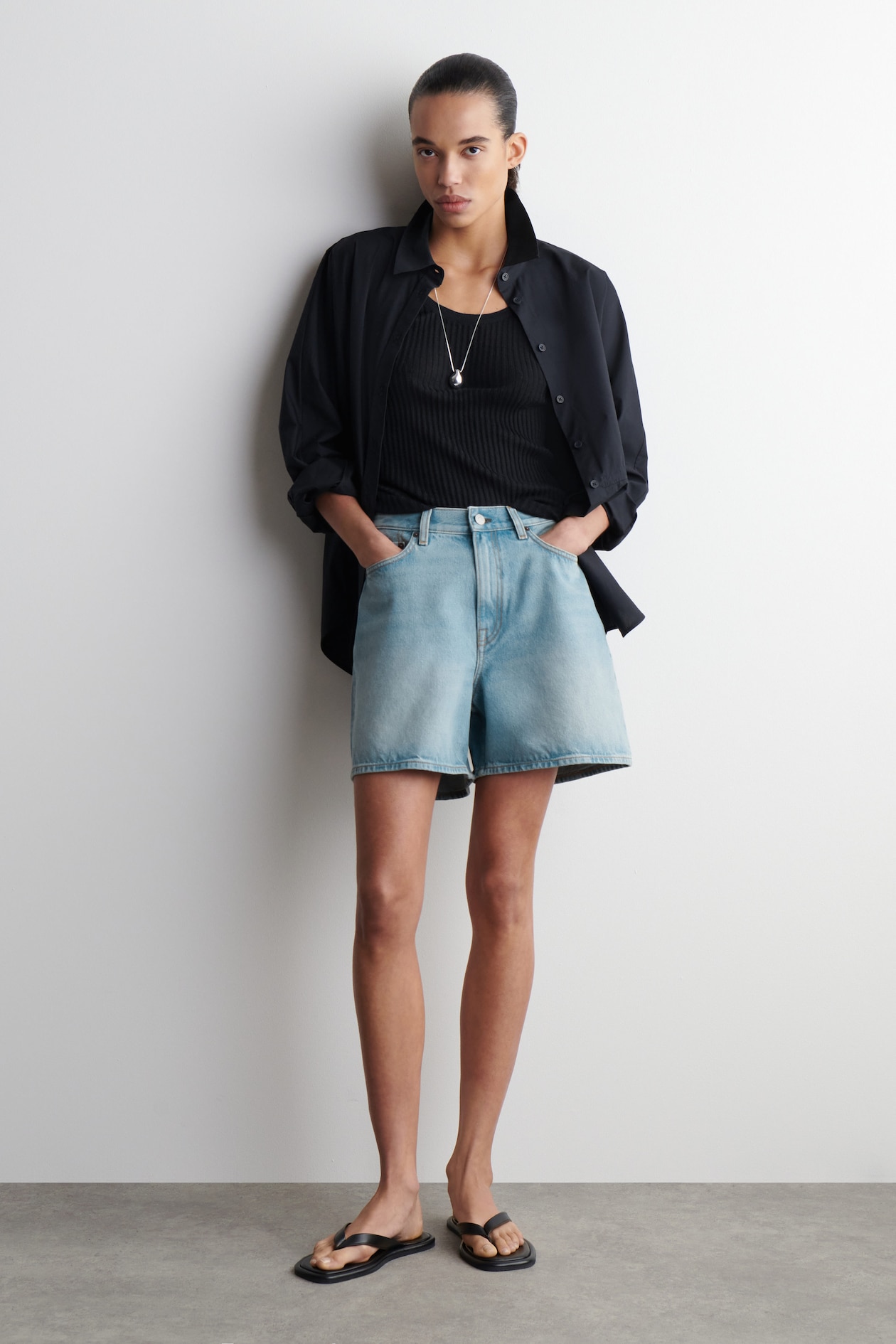 HIGH-RISE DENIM SHORTS - WASHED BLUE
