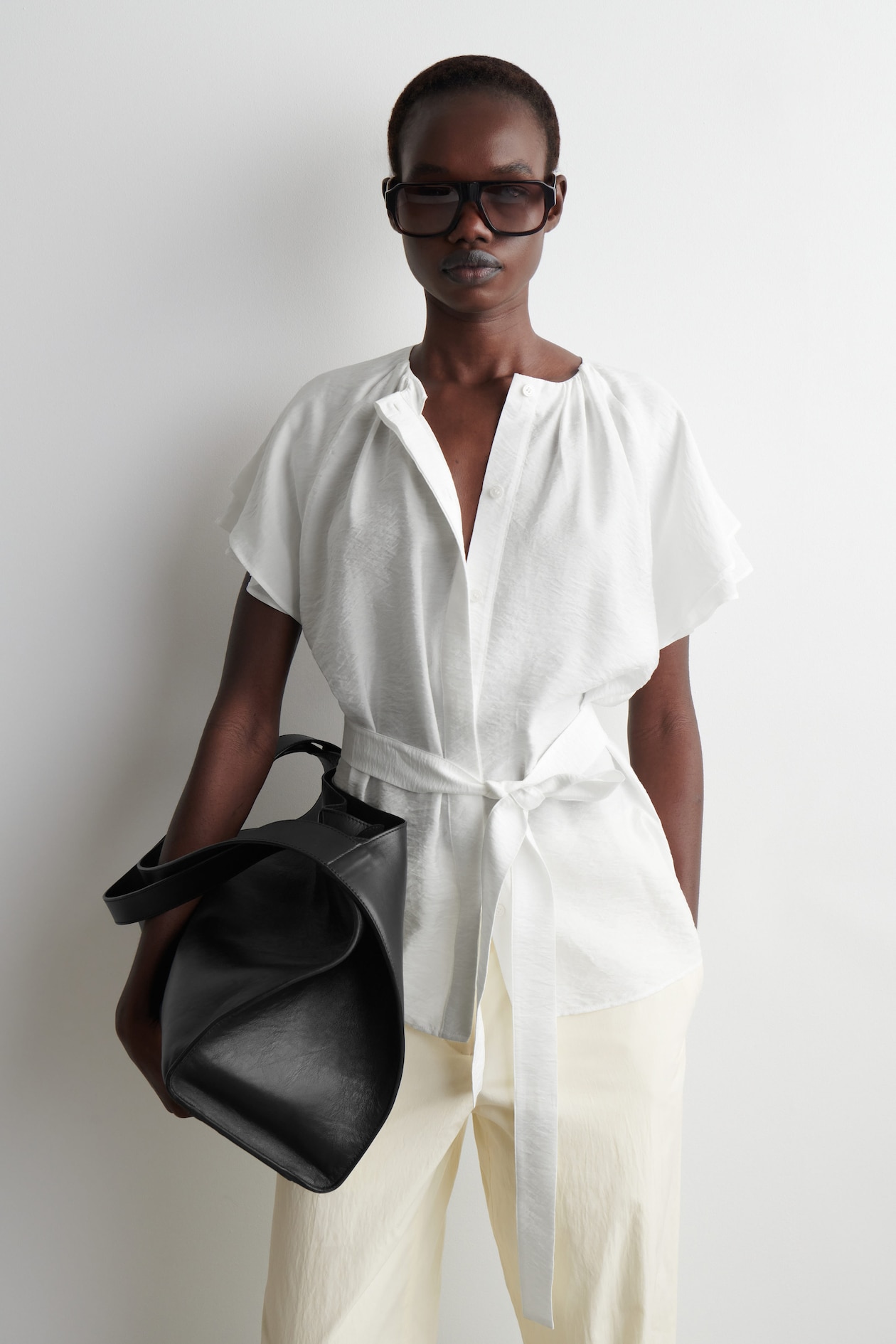 BLUSA CON CAPAS Y CINTURÓN DE LAZADA - BLANCO
