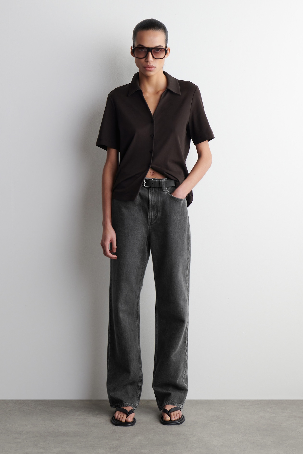 COLUMN JEANS MIT GERADEM BEIN - SCHWARZE WASCHUNG