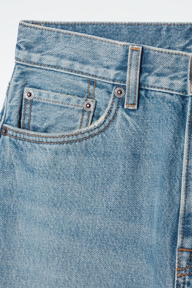COLUMN JEANS MIT GERADEM BEIN - HELLBLAU