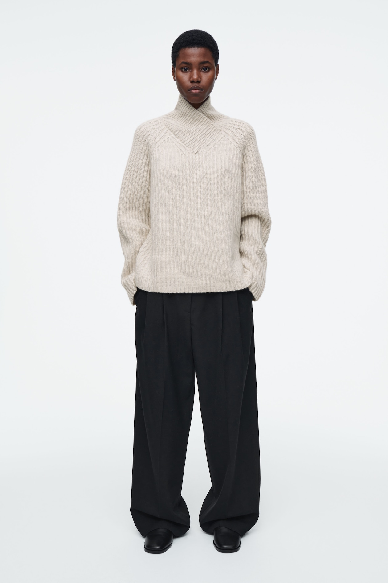 SKÓRZANE KLAPKI TYPU MULE - CZARNY