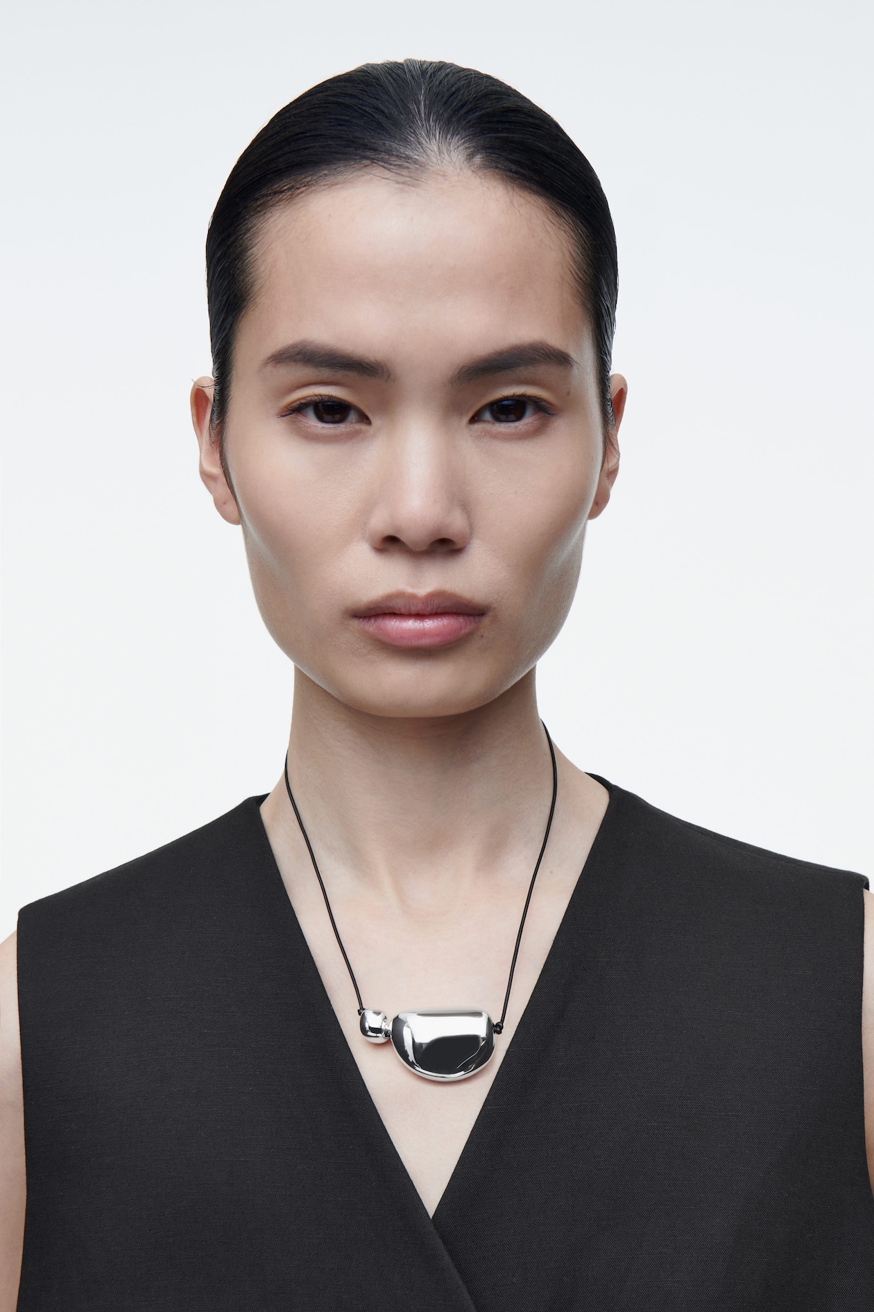 COLLIER À PENDENTIF GALET ET CORDON DE CUIR - ARGENTÉ