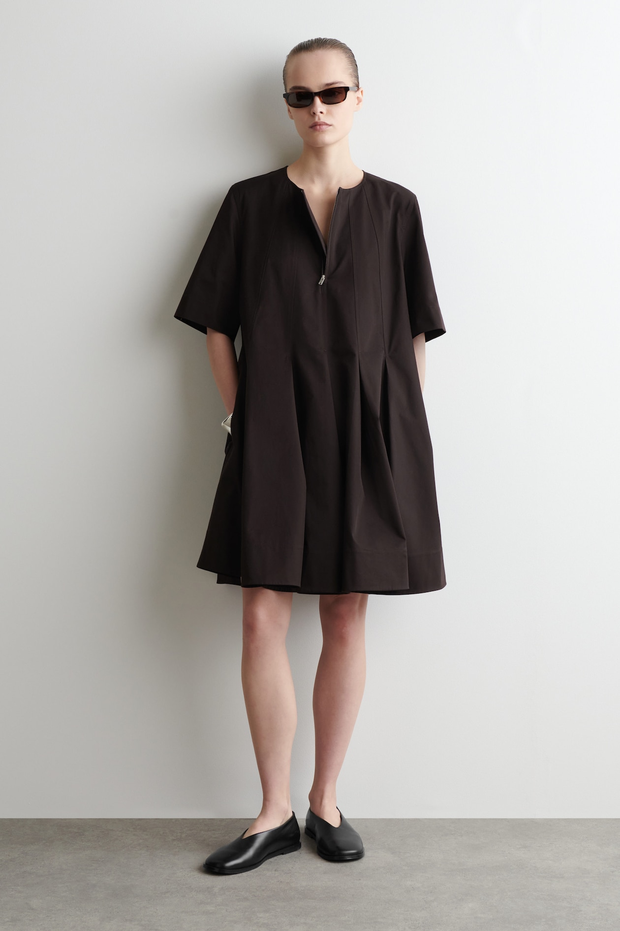 PLEATED ZIP-UP COTTON MINI DRESS - DARK BROWN