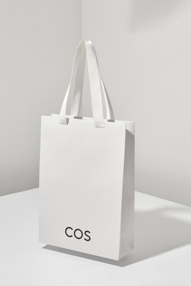 Sustainability at COS: Our packaging – BETTER LOOKS BEYOND | COS AU